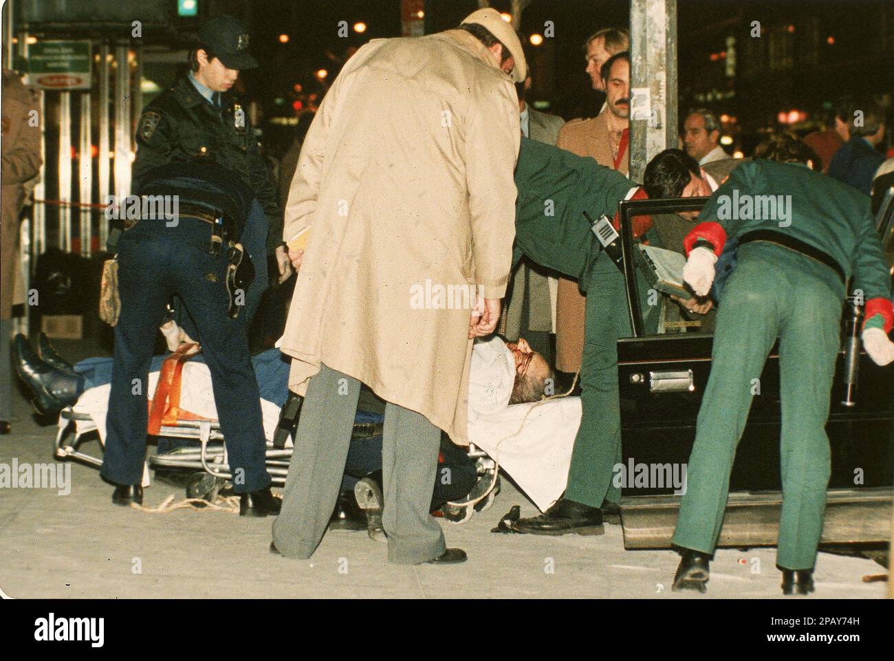 ** FILE ** The body of mafia crime boss Paul Castellano lies on a ...