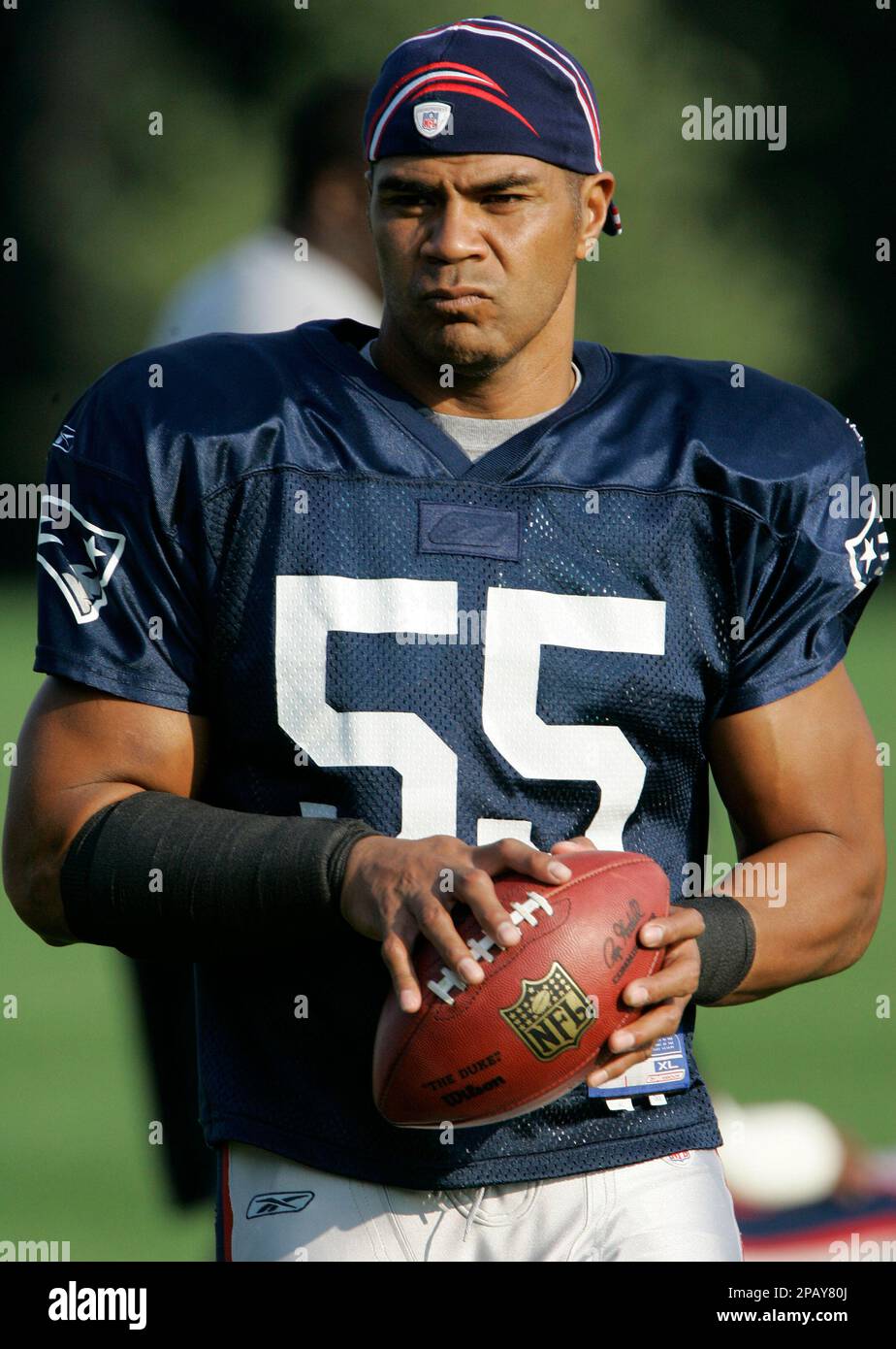 **FILE** New England Patriots linebacker Junior Seau clutches a ...