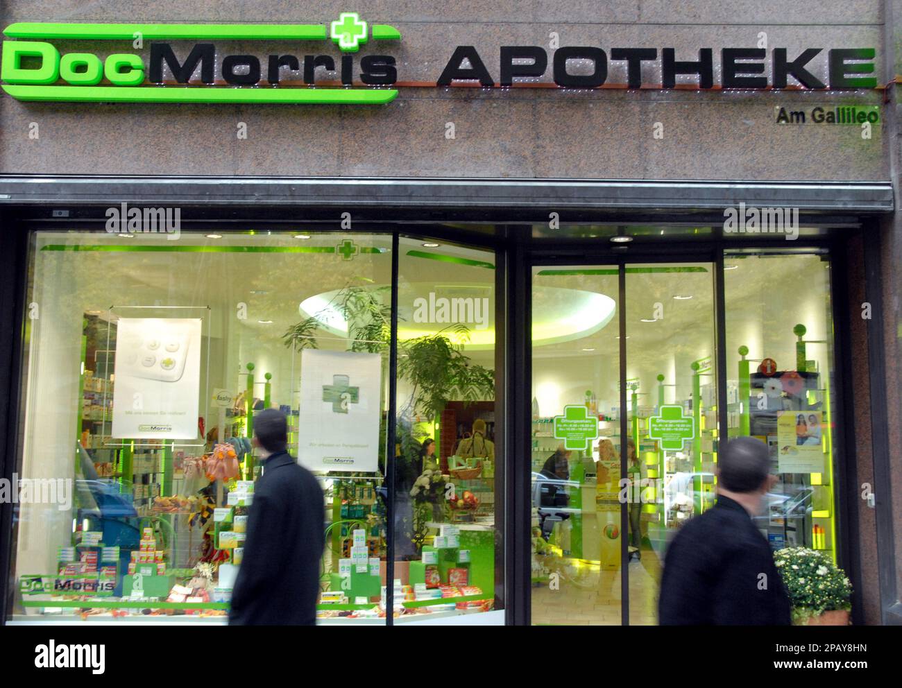 Passanten gehen am Donnerstag, 25. Oktober 2007, an einer "DocMorris ...