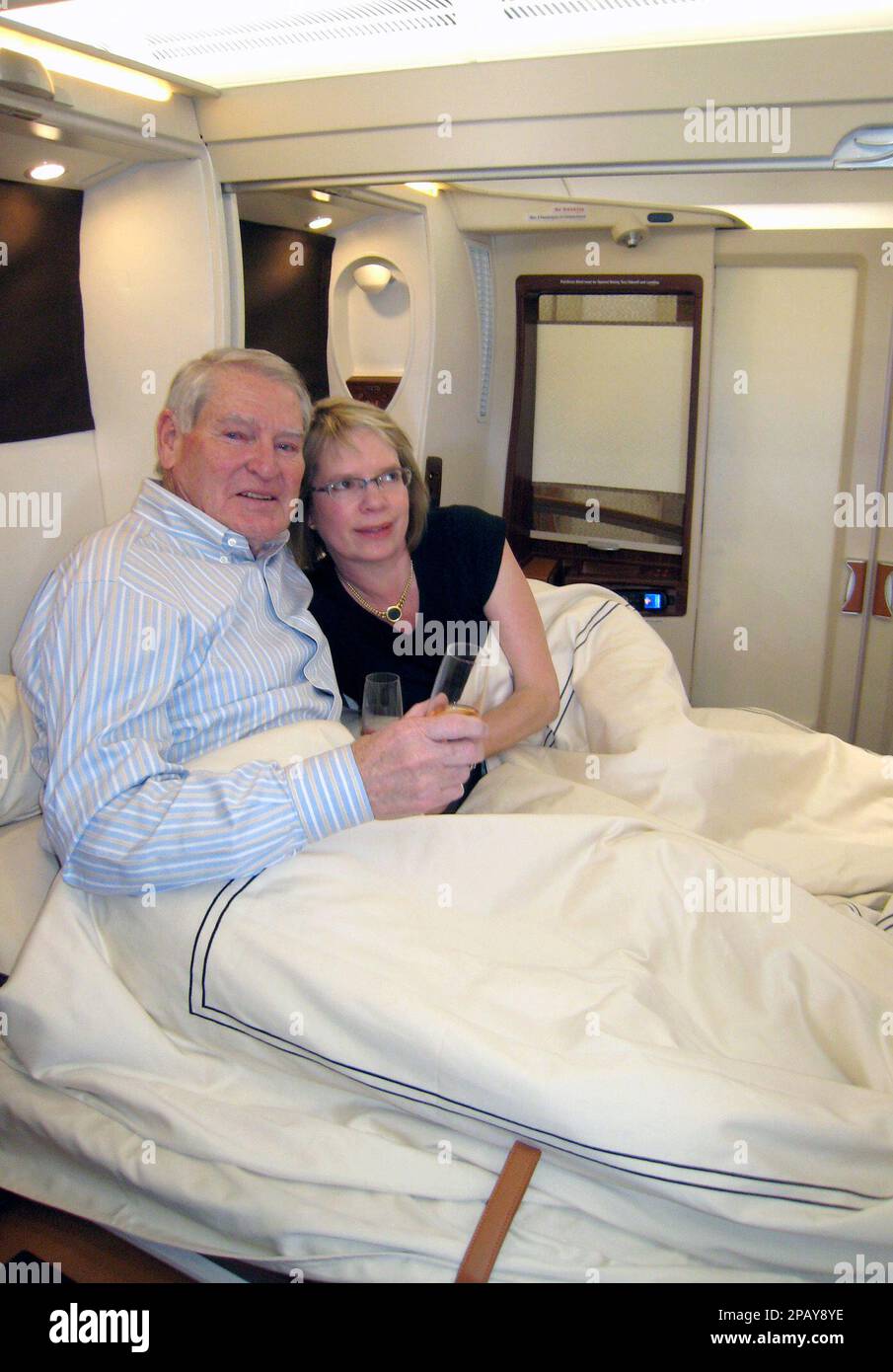 Australians Tony and Julie Elwood share a romantic moment on their ...