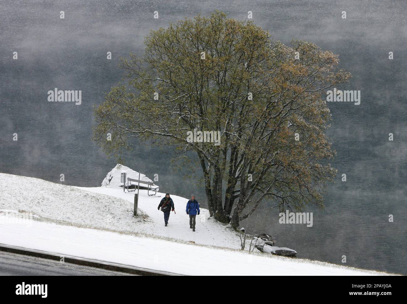 Spatziergaenger geniessen am Montag, 22. Oktober 2007 die frische ...