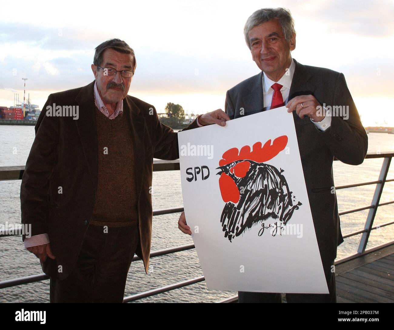 Der Spitzenkandidat der Hamburger SPD Michael Naumann, rechts, und der ...