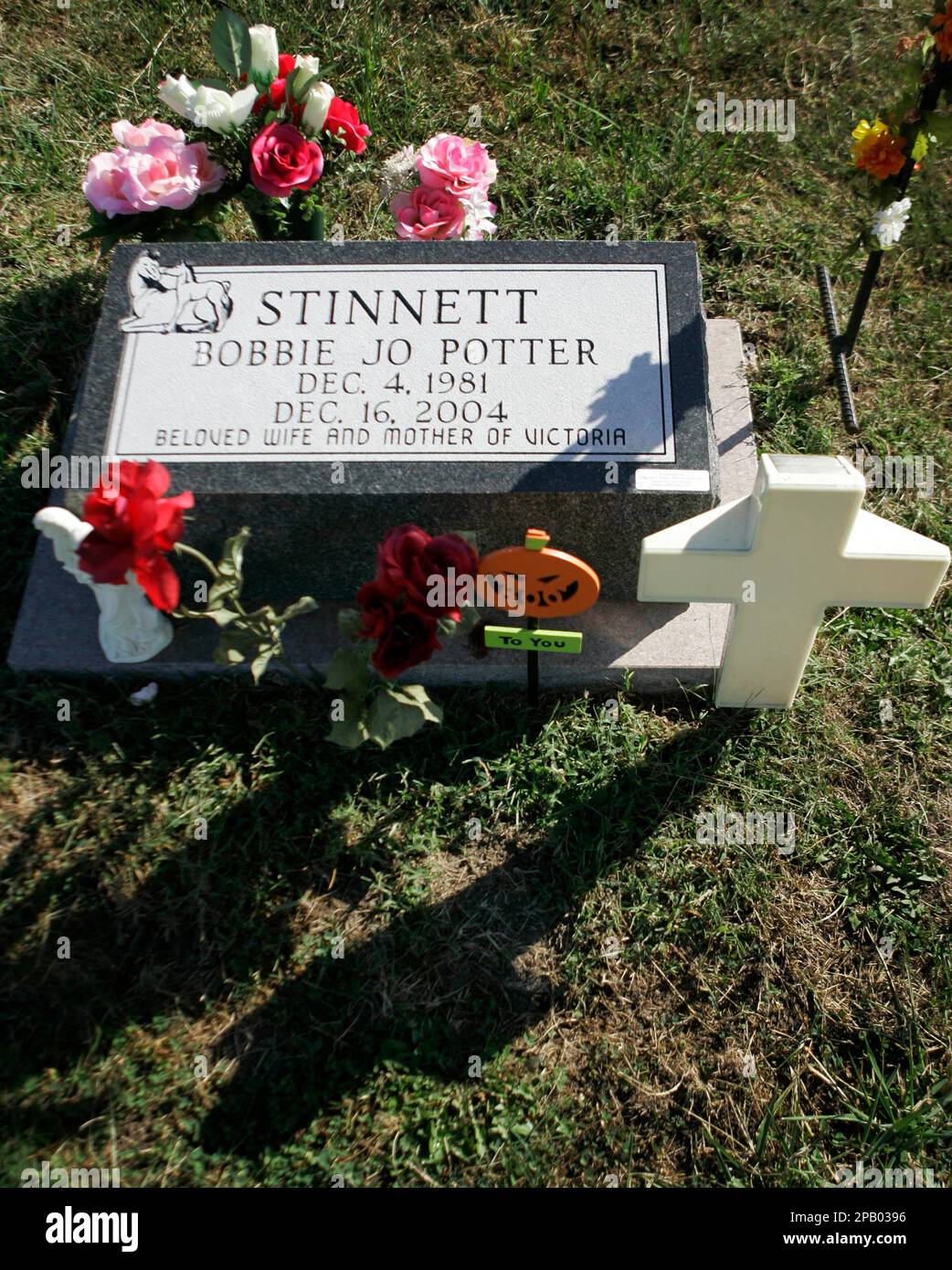 Flowers decorate the grave of Bobbie Jo Stinnett in Skidmore, Mo., Thursday, Oct. 11, 2007. For ...