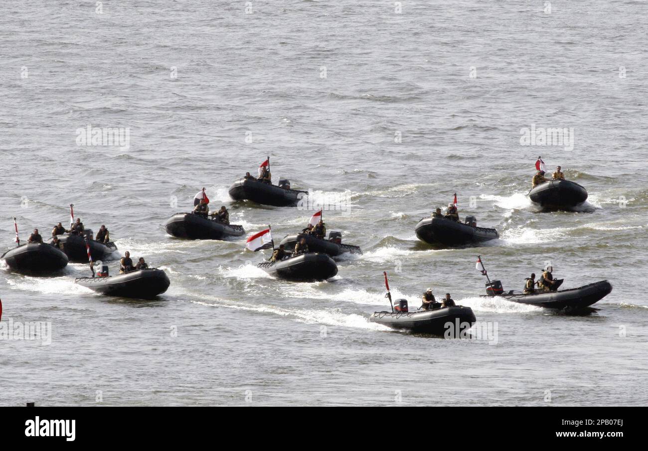 Egyptian army soldiers perform in a Nile military parade in Cairo ...