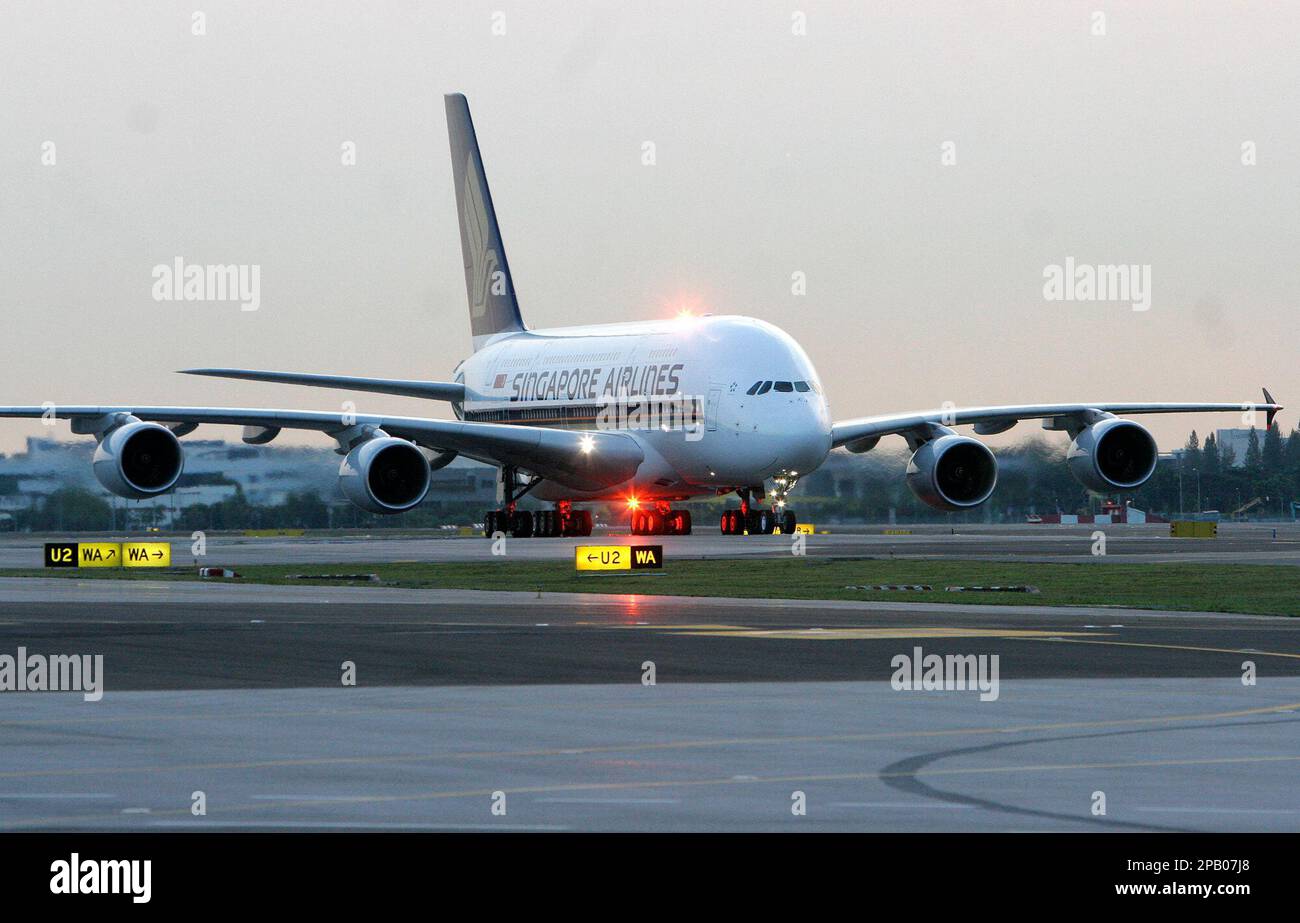 Singapore Airline's Airbus A380 taxis on the runway of the Singapore ...