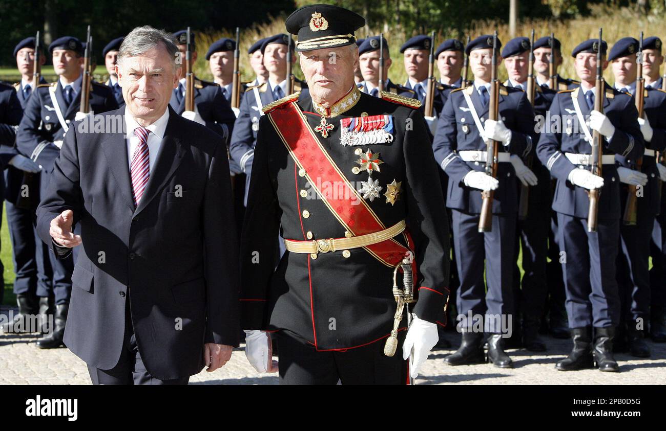 German President Horst Koehler, left, welcomes the King of Norway ...