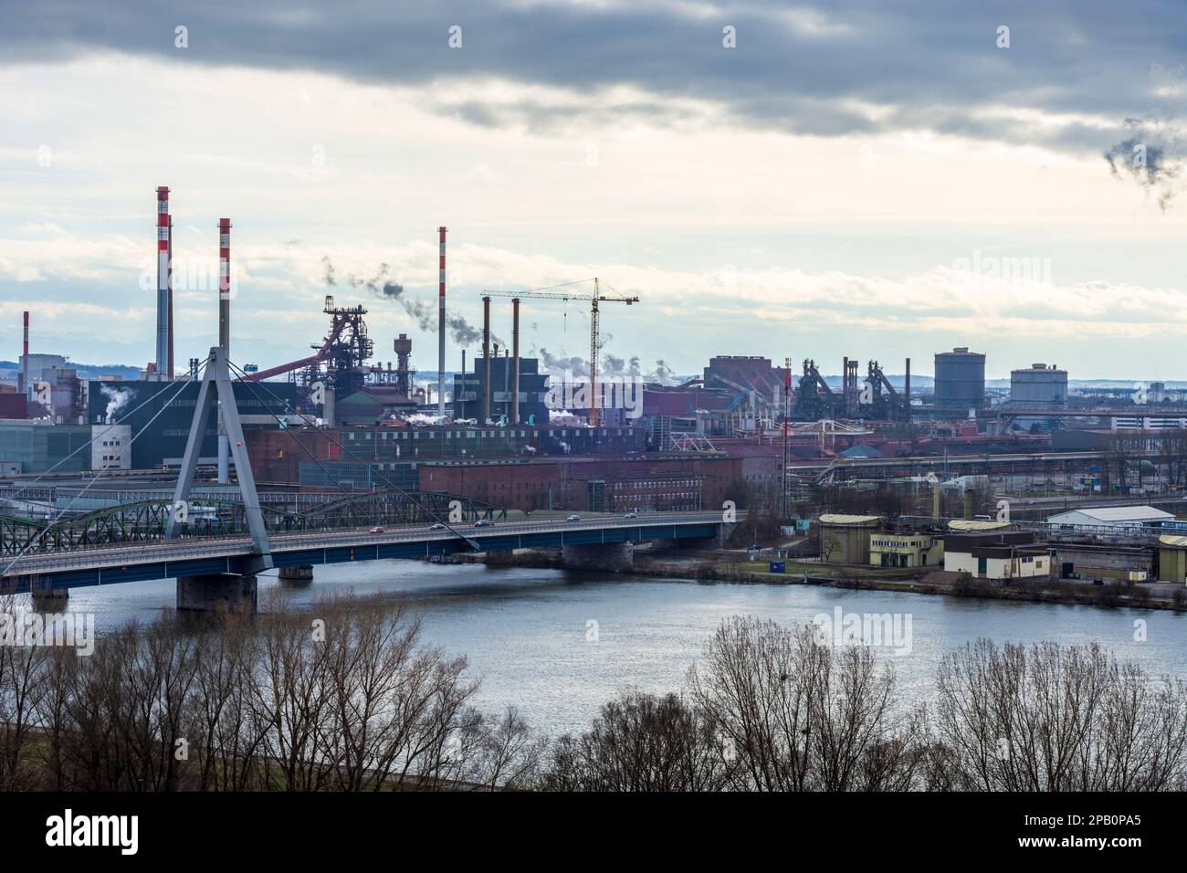 Linz: river Donau (Danube), road bridge Steyregger Brücke, railway ...