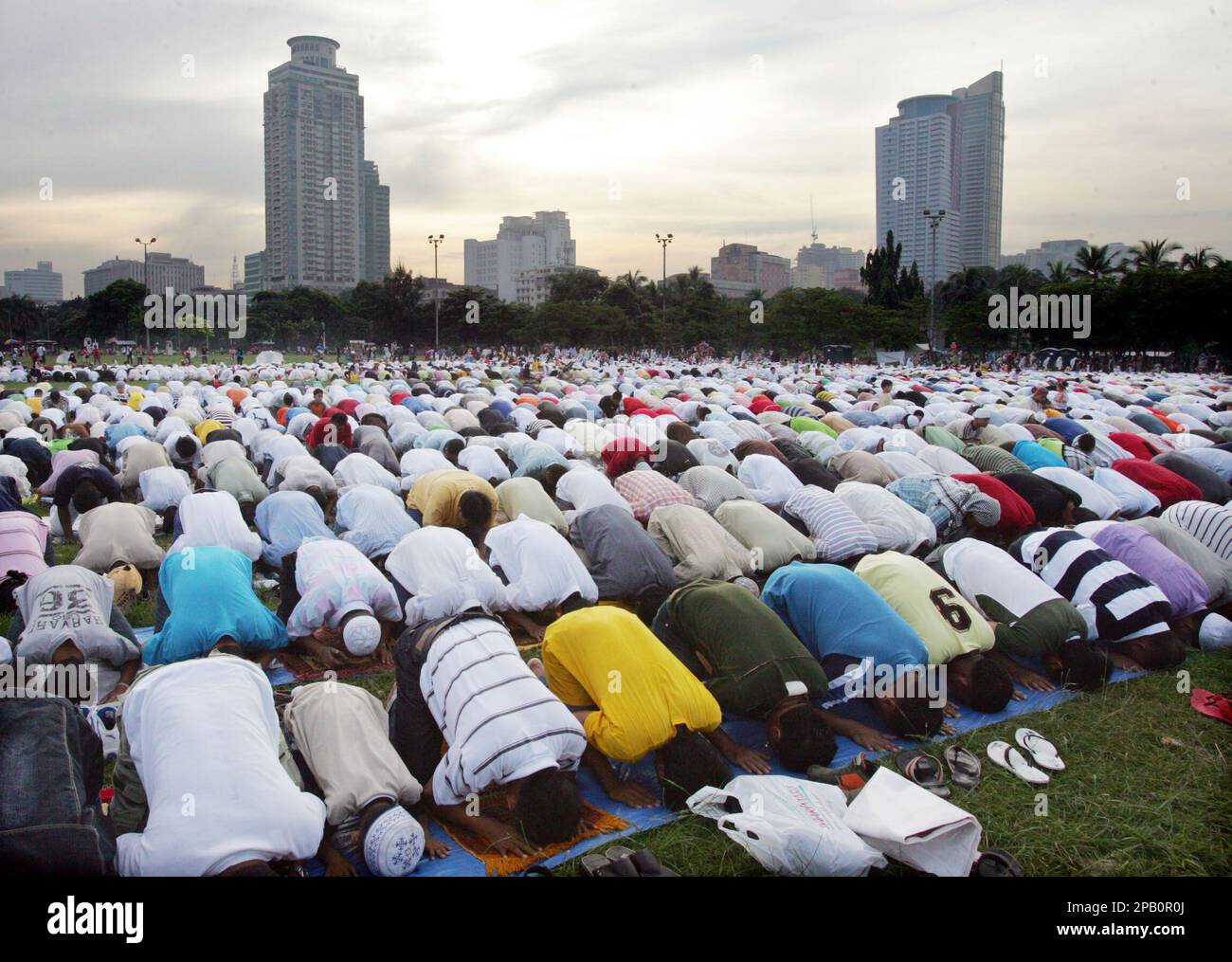 Thousands of Filipino Muslims bow in prayer to celebrate Eid al-Fitr ...