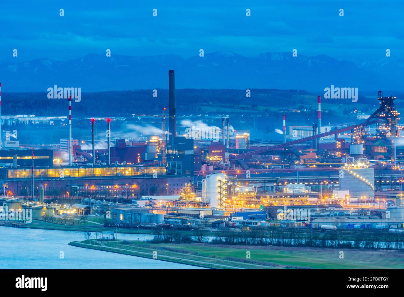 Linz: river Donau (Danube), Voestalpine steelworks, Chemiepark Linz ...