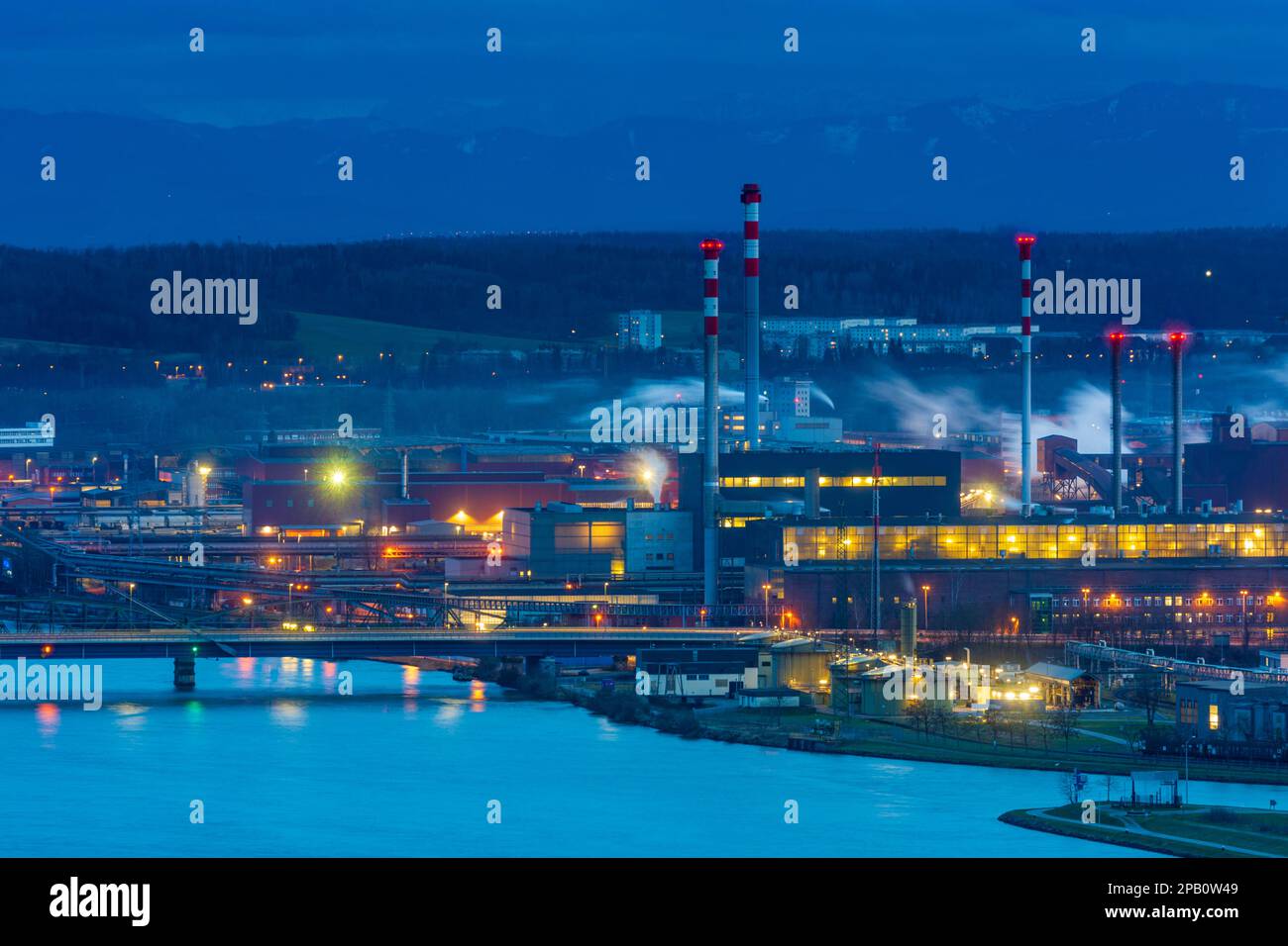 Linz: river Donau (Danube), road bridge Steyregger Brücke, Voestalpine ...
