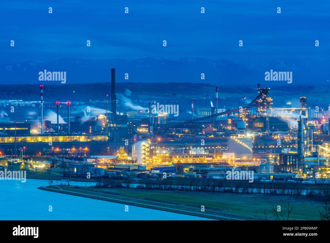 Linz: river Donau (Danube), Steyregger Brücke, Voestalpine steelworks ...