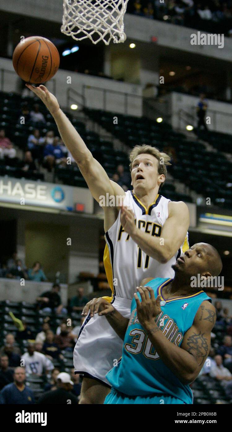 Indiana Pacers forward Mike Dunleavy, left, puts up a shot against New ...