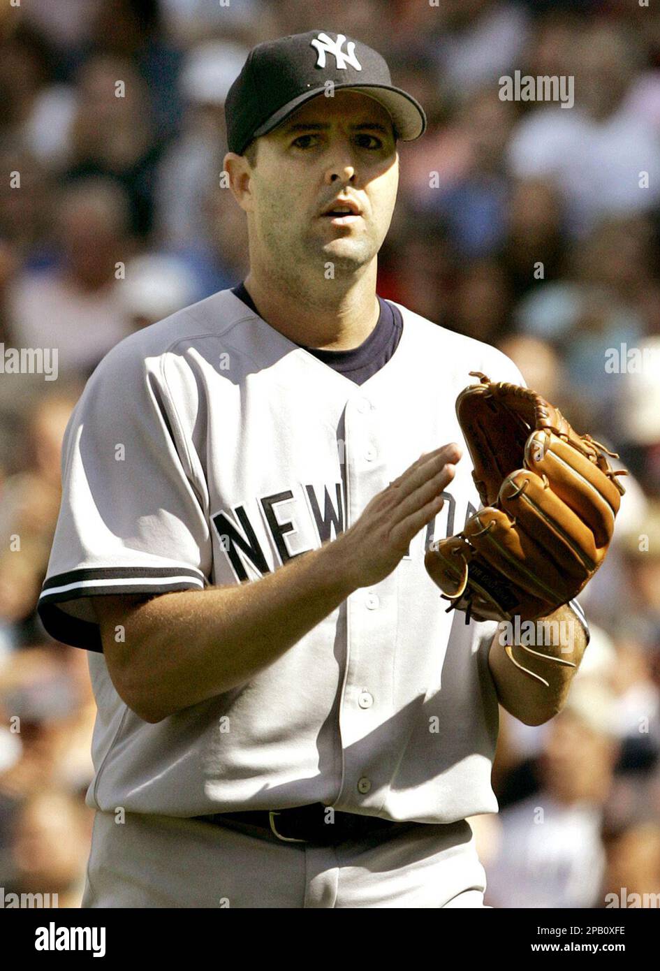 **FILE** New York Yankees starting pitcher Cory Lidle applauds during a ...