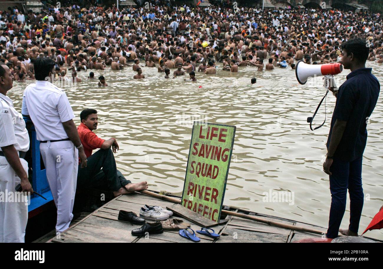 Lifeguards keep vigil, as Hindu devotees perform 'Tarpan, ritualistic ...