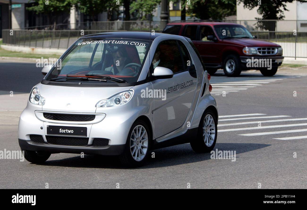 ** FOR USE WITH AP SPECIAL EDITIONS CARS ** ** FILE ** Journalists test ...