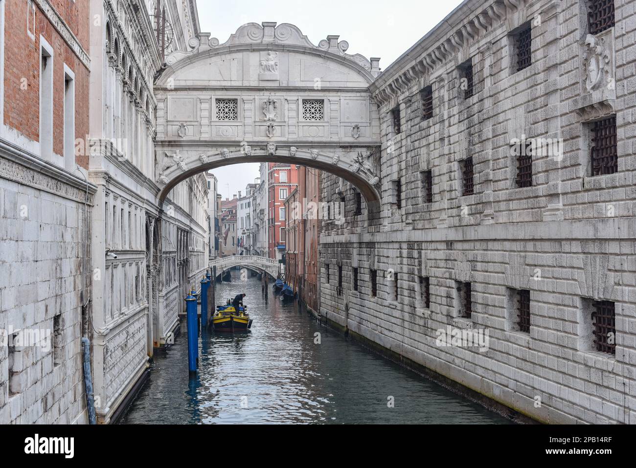 Venice, Italy - 15 Nov, 2022: Bridge of Sighs, or Ponte de Suspiri, and ...