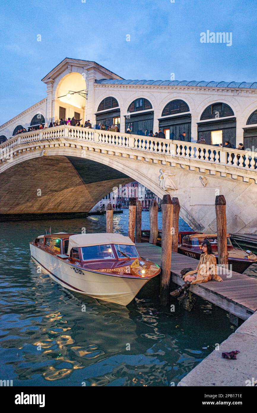 Venice, Italy - 15 Nov, 2022: A speedboat docks next to the Rialto ...