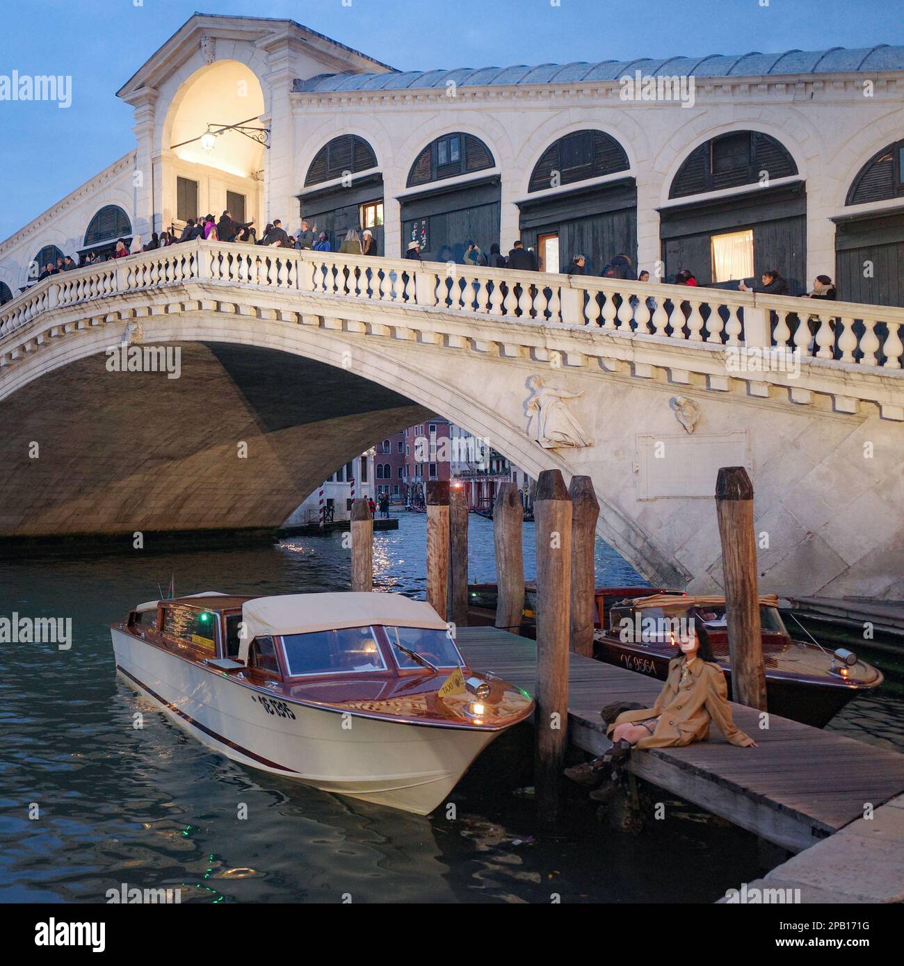 Venice, Italy - 15 Nov, 2022: A speedboat docks next to the Rialto ...