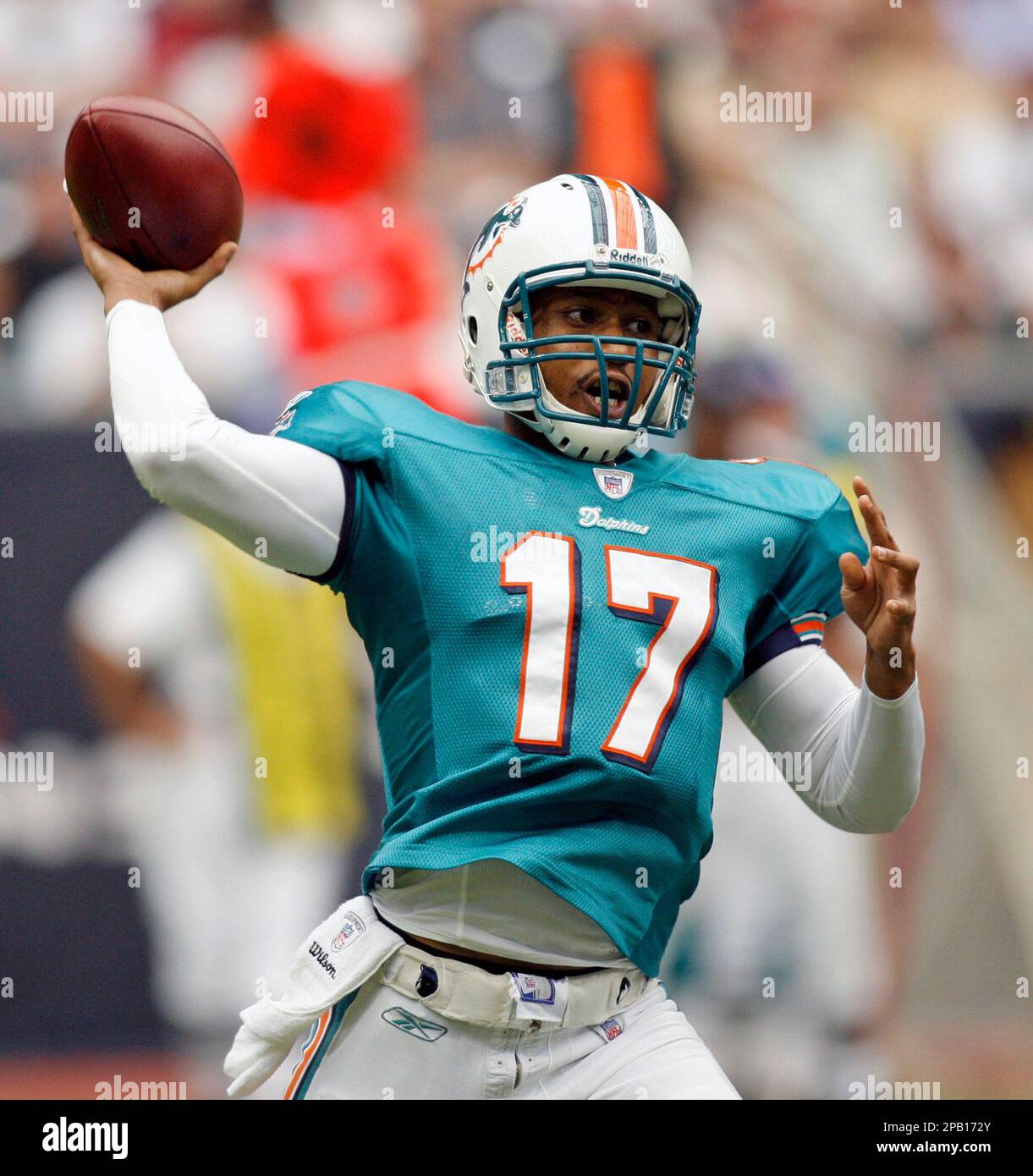 Miami Dolphins quarterback Cleo Lemon (17) throws a pass against the ...