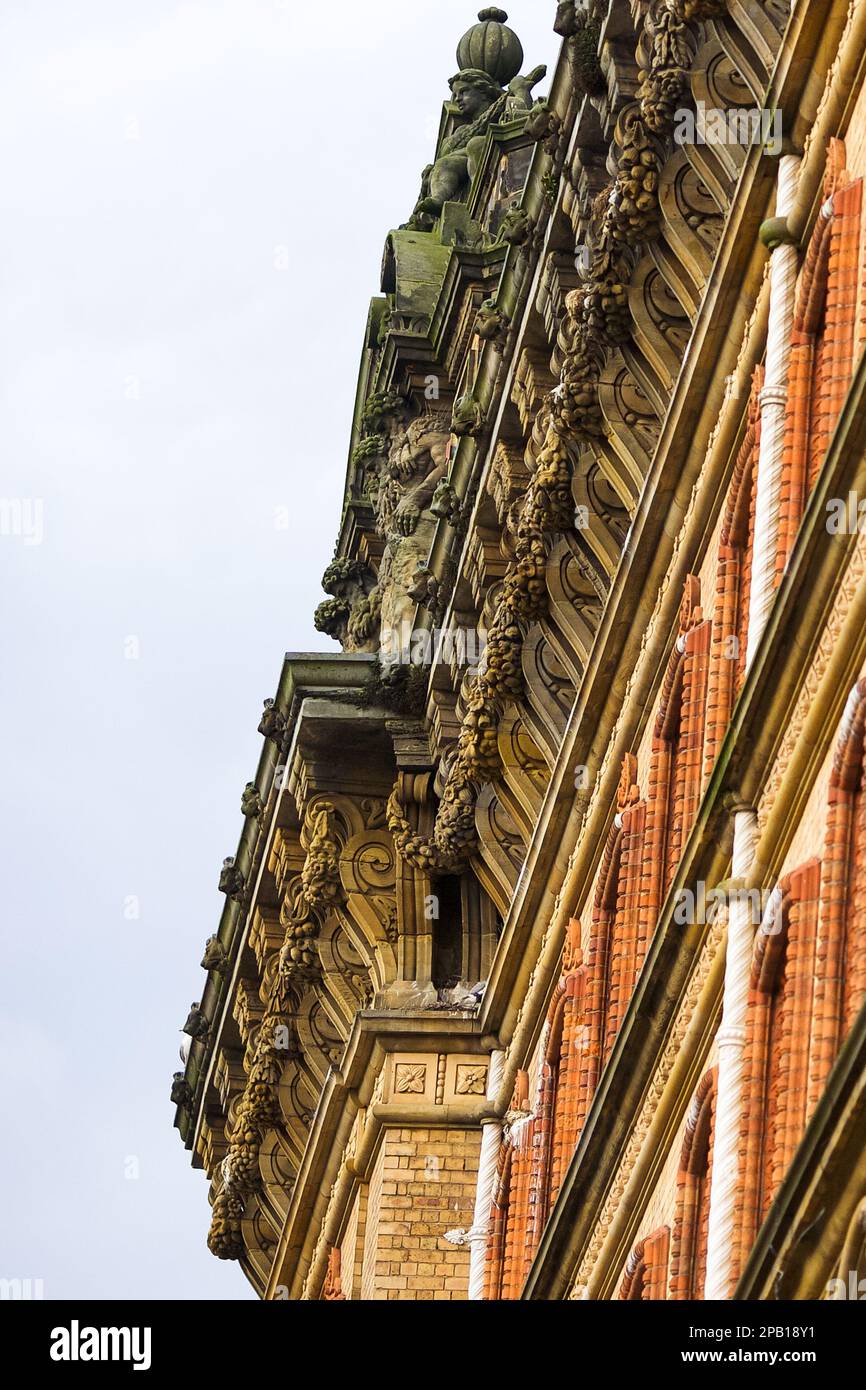 V shaped building hi-res stock photography and images - Alamy