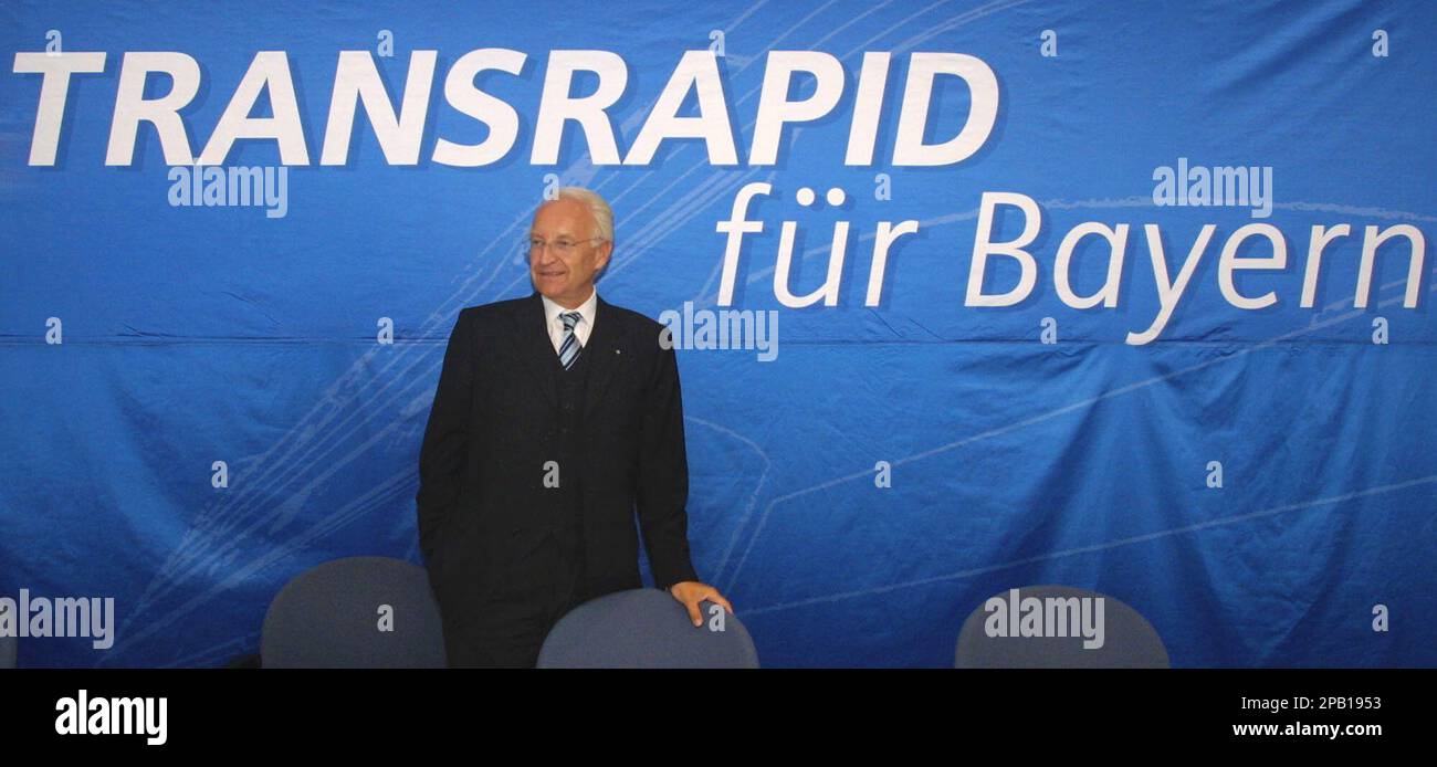 ** ARCHIV ** Der bayerische Ministerpraesident Edmund Stoiber steht am ...