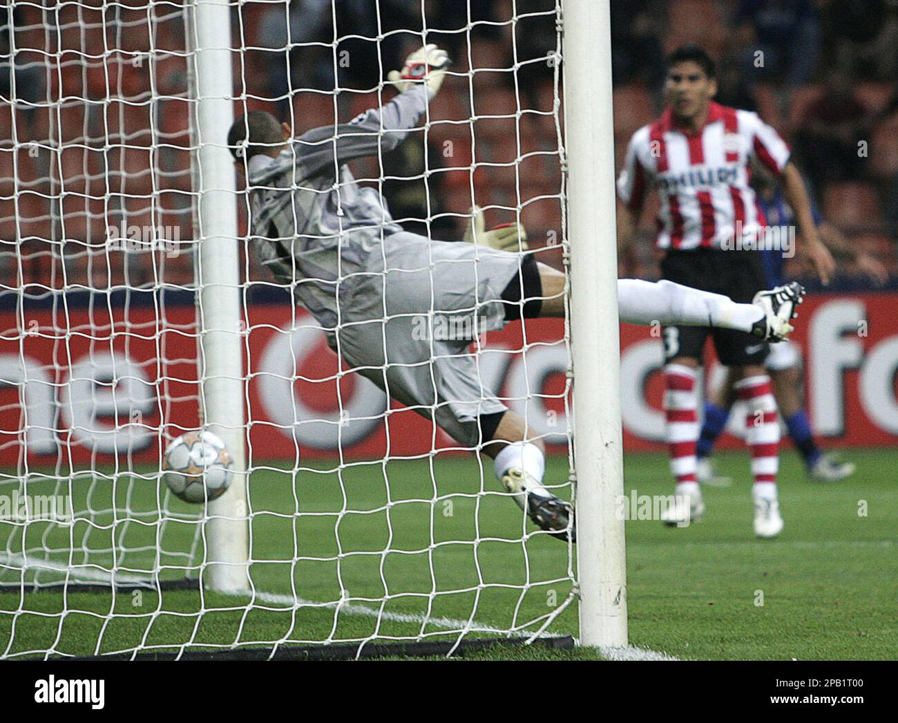 ** RETRANSMITTING FOR ALTERNATIVE CROP ** PSV goalkeeper Heurelho Gomes ...