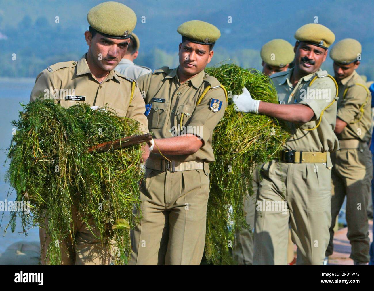 Central Reserve Police Force soldiers remove weeds from Dal lake in ...