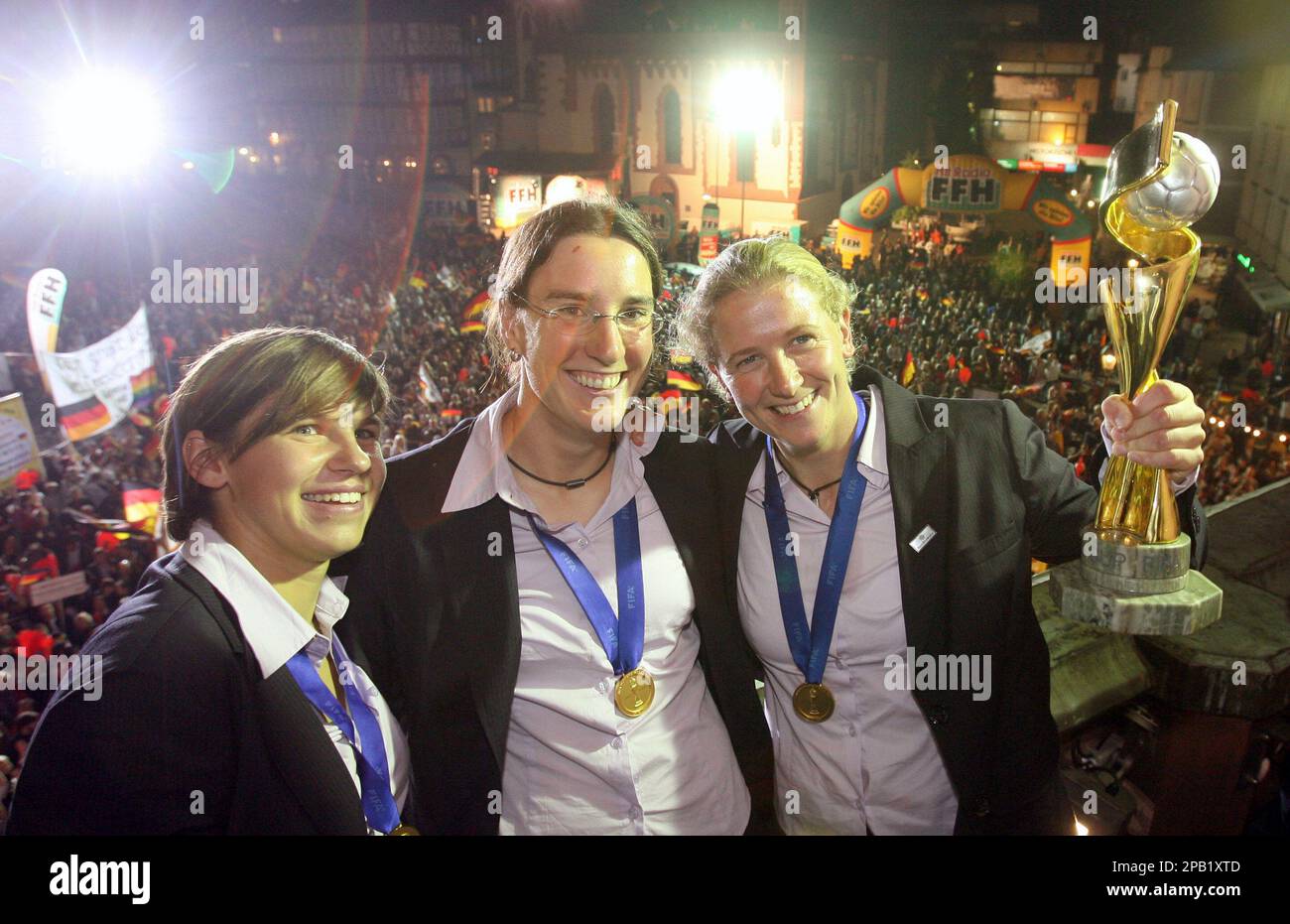 Auf dem Balkon des Frankfurter Roemer feiern die Spielerinnen der ...