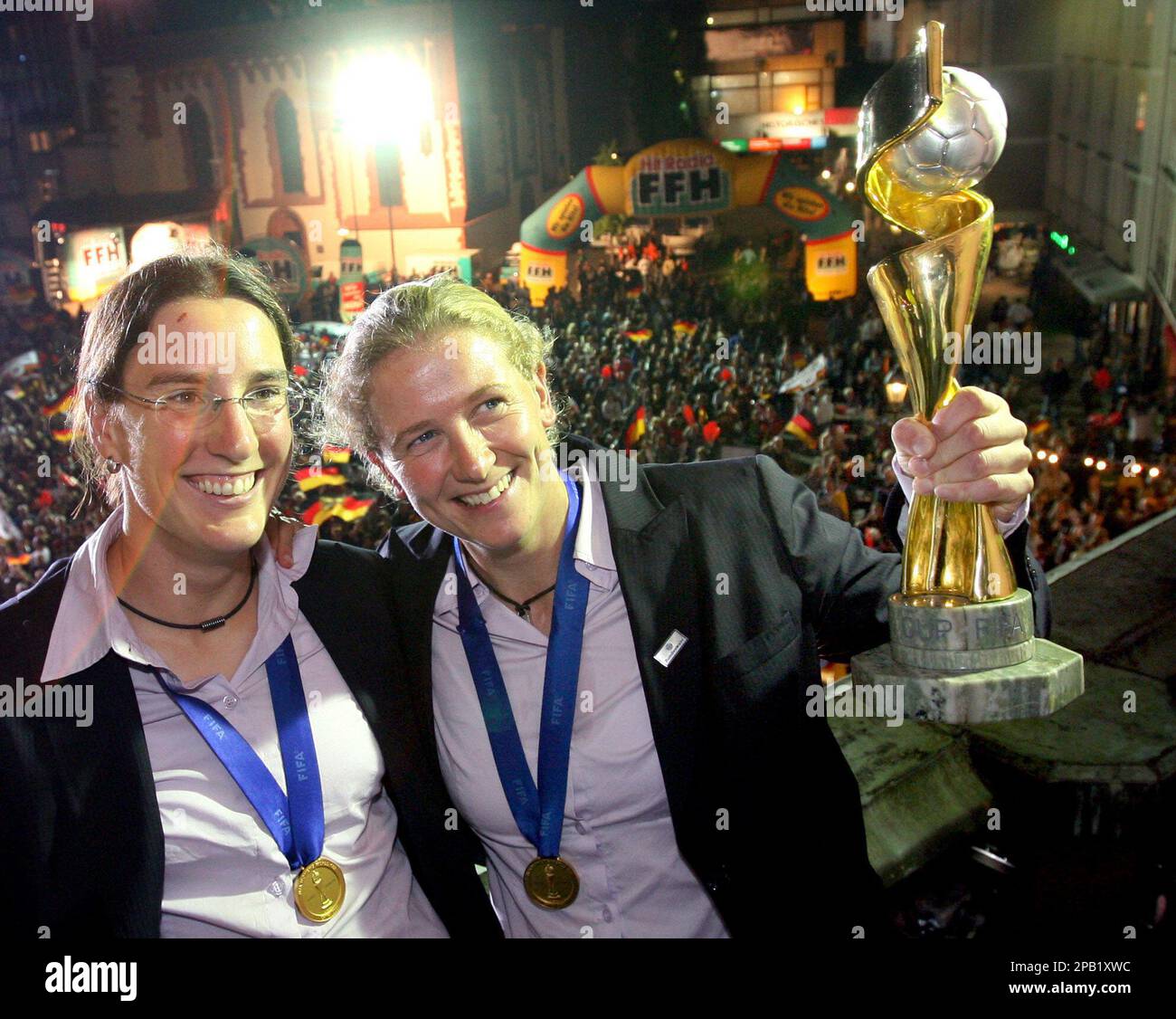 Auf dem Balkon des Frankfurter Roemer feiern die Spielerinnen der ...