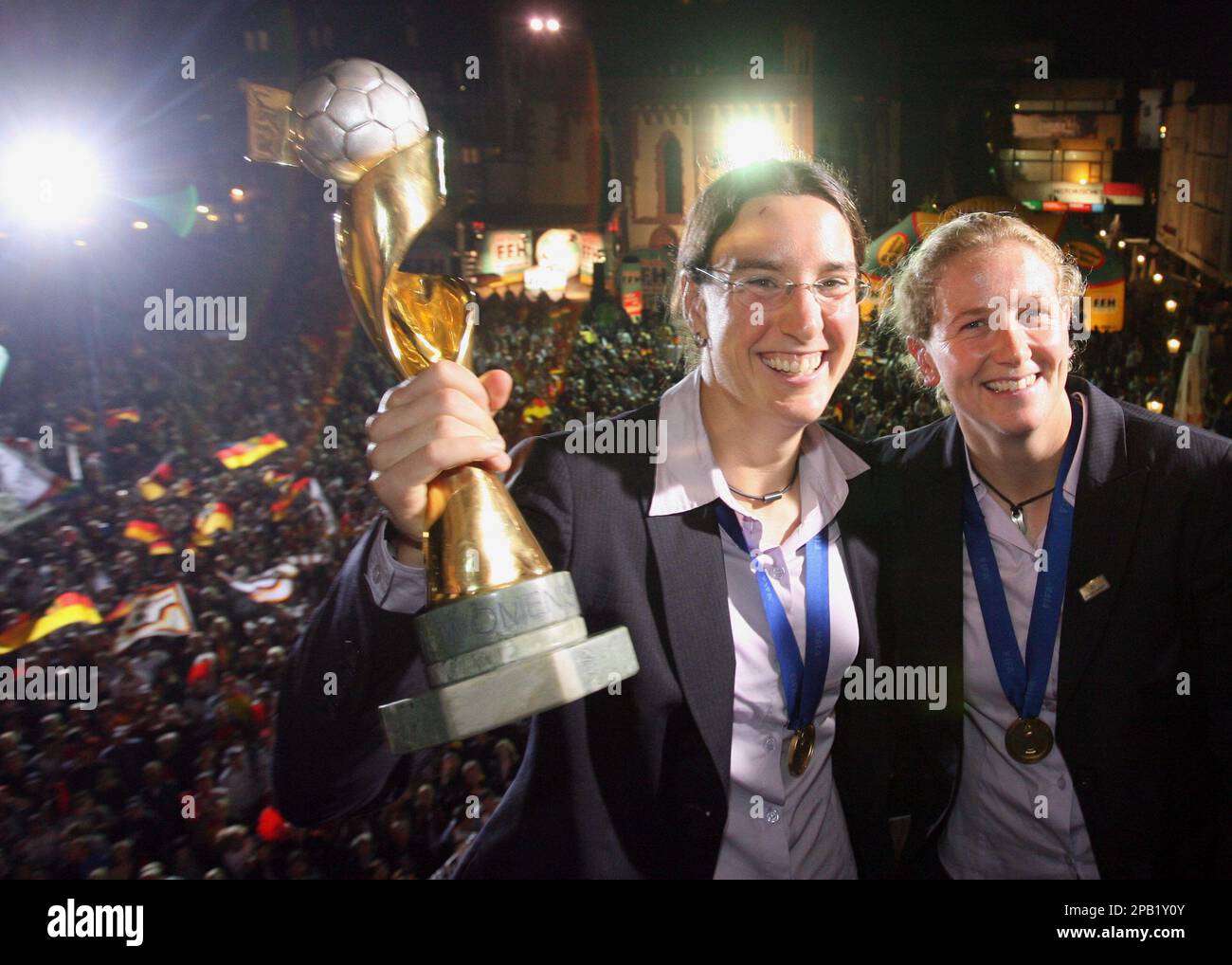 Auf dem Balkon des Frankfurter Roemer feiern die Spielerinnen der ...