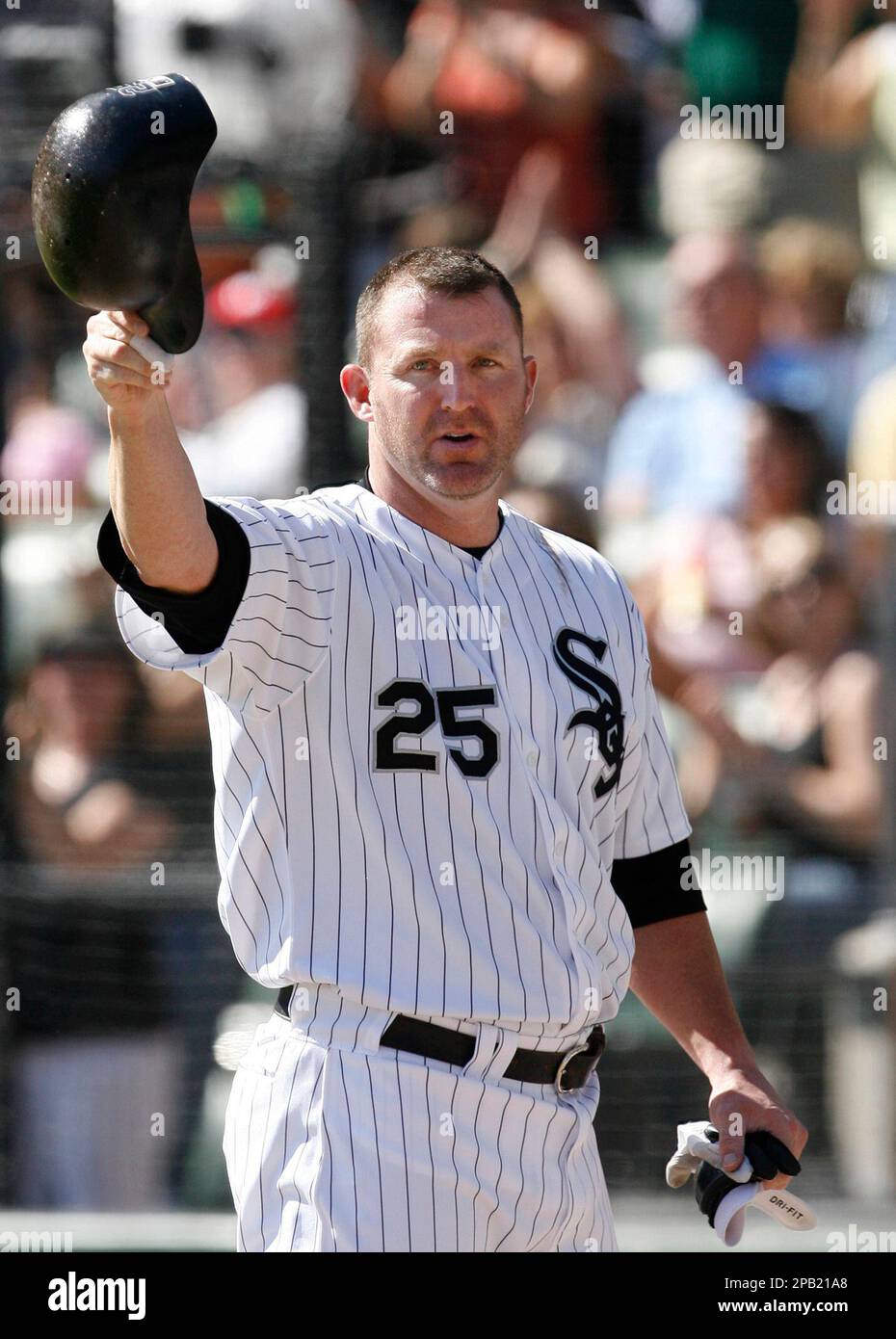 Chicago White Sox' Jim Thome waves to his fans during the first inning ...