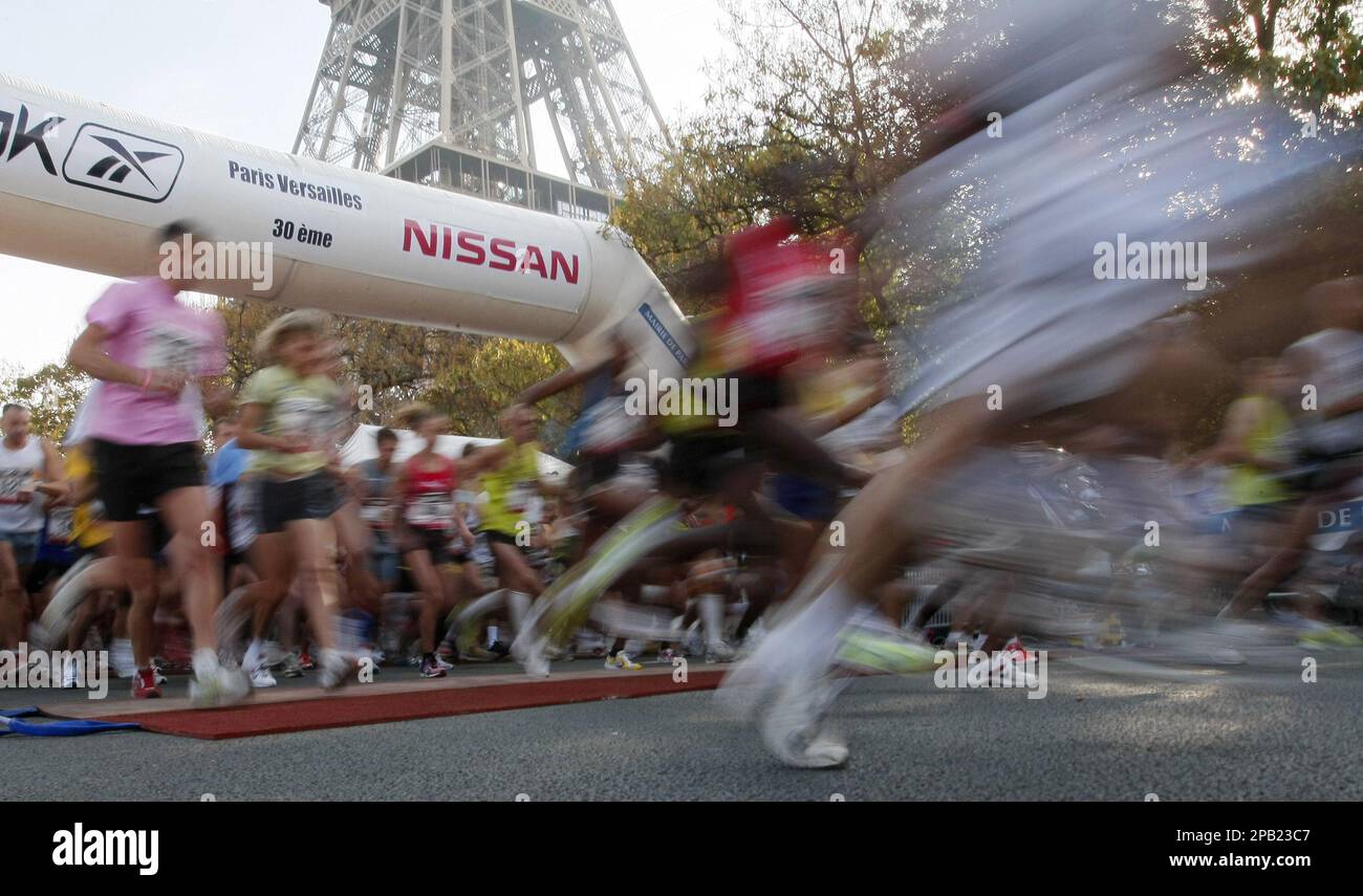 Competitors start the 30th Paris-Versaille 10 miles foot race, in Paris ...