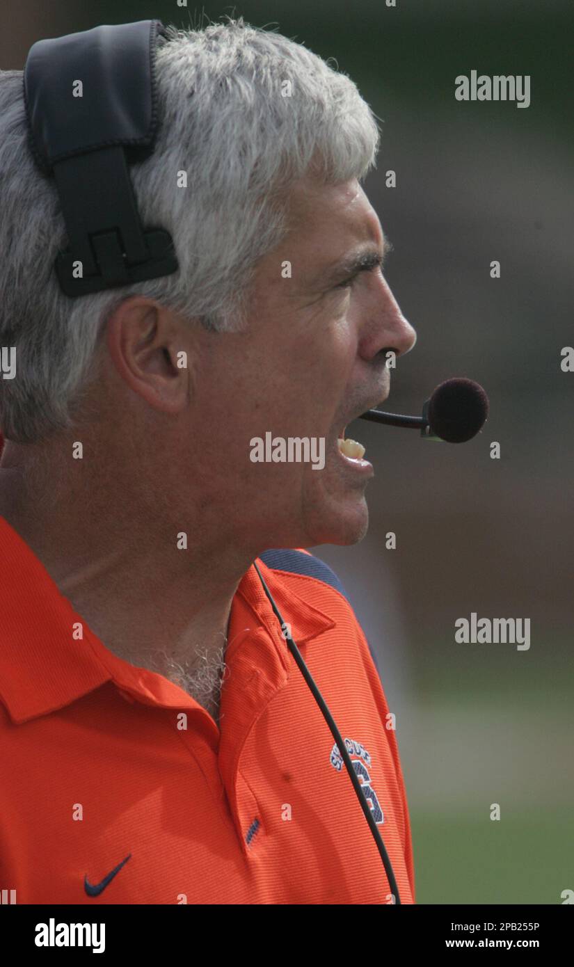 Syracuse head coach Greg Robinson yells to his team during the first ...