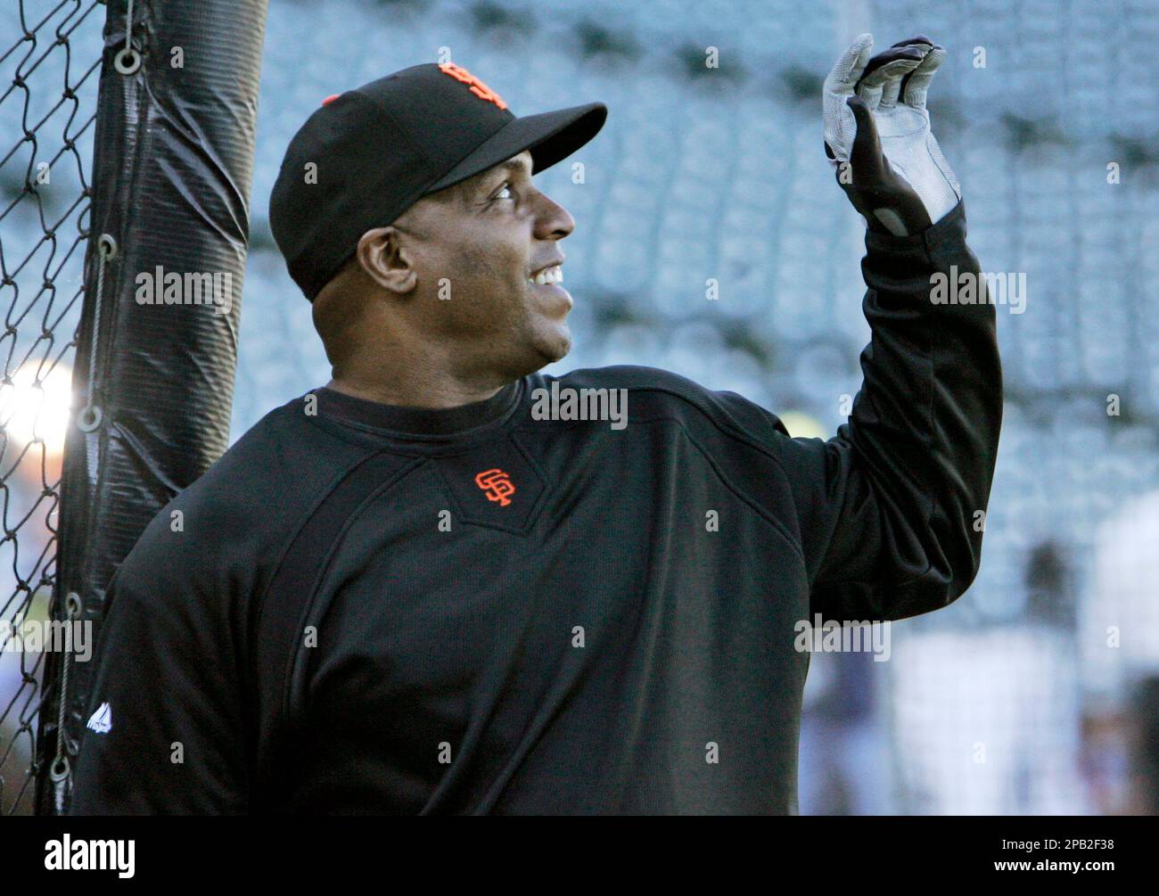 San Francisco Giants' Barry Bonds waves during batting practice before ...