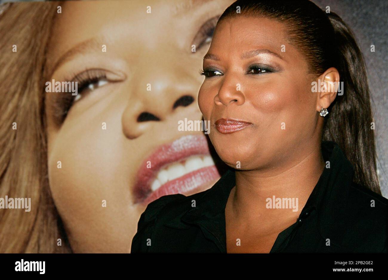 Singer- actress Queen Latifah makes an in-store appearance to sign her ...