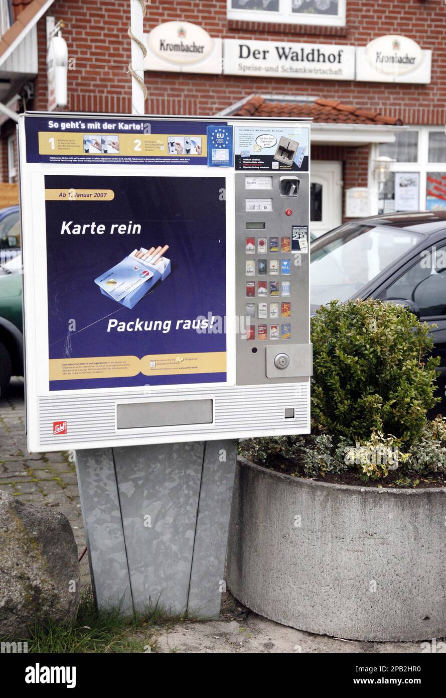 Ein Zigarettenautomat im schleswig-holsteinischen Ellerbek, aufgenommen ...