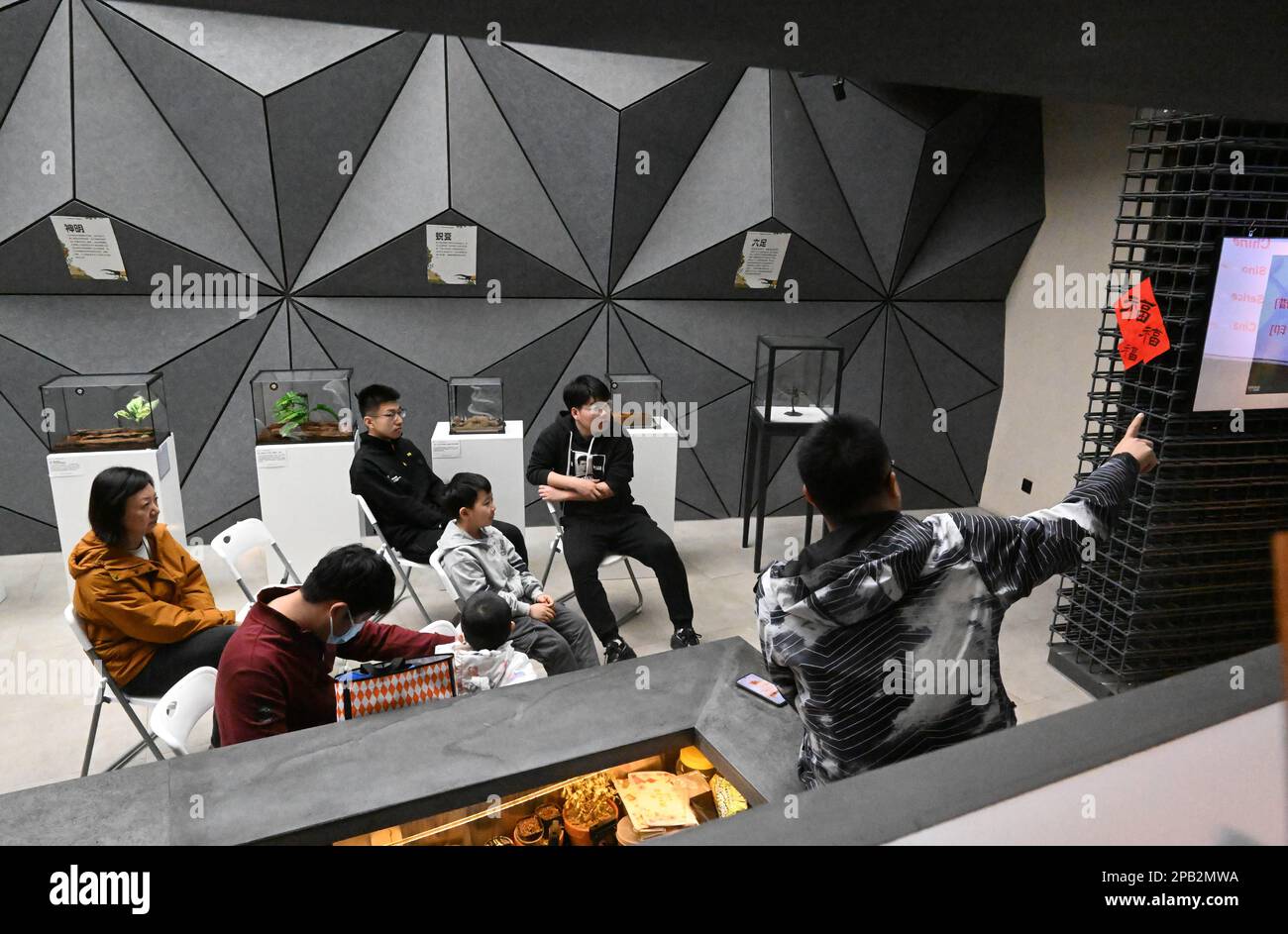 (230312) -- TIANJIN, March 12, 2023 (Xinhua) -- People learn about ...