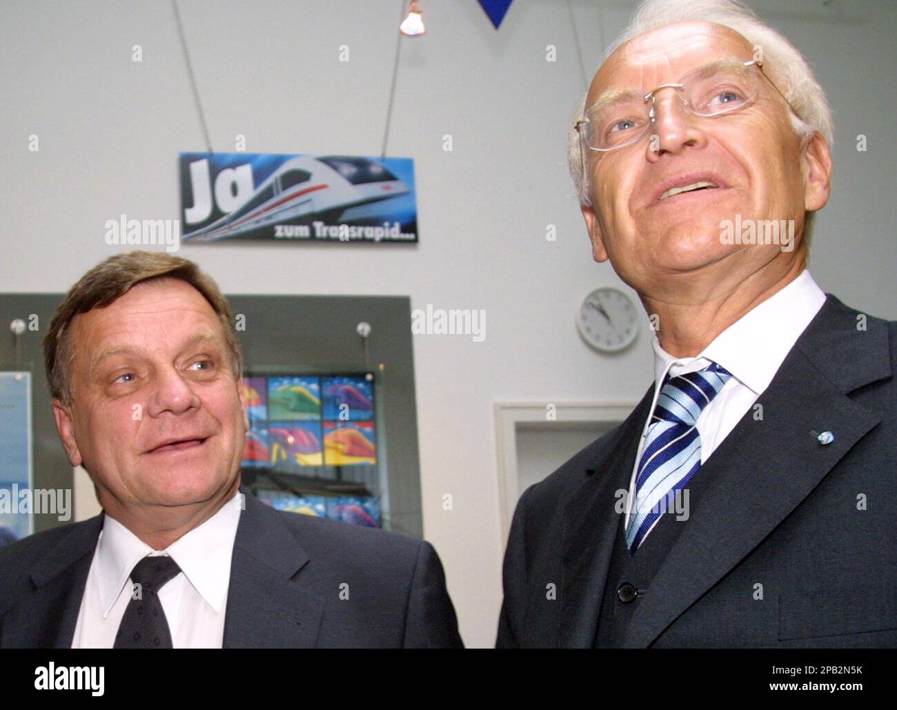 ** ARCHIV ** Der bayerische Ministerpraesident Edmund Stoiber, rechts ...