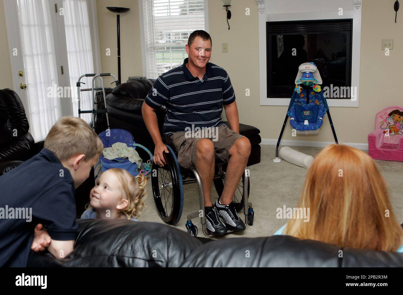 ** ADVANCE FOR SUNDAY, SEPT. 30 **Sgt. Jason Nielson, center in ...