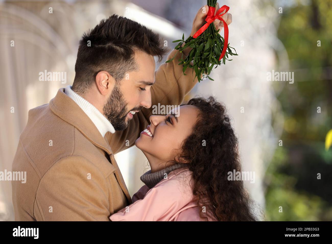 Couple under mistletoe hi-res stock photography and images - Alamy