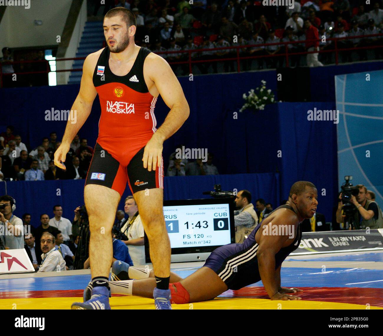 Russia's Bilyal Makhov, left, wrestles with Cuba's Alexis Bodriguez ...