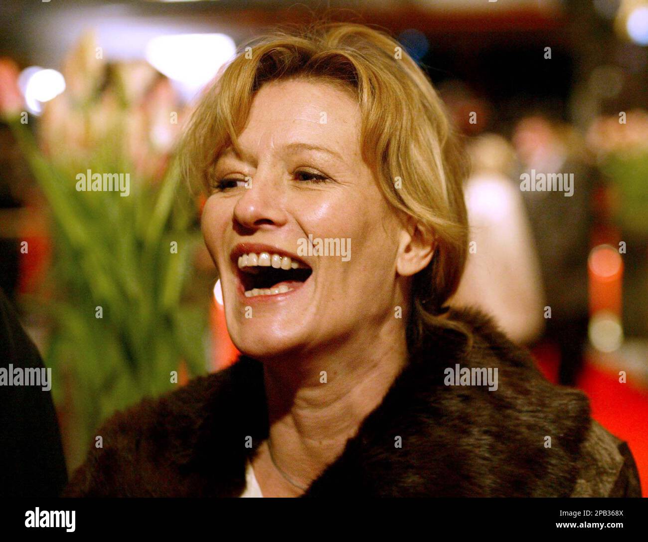 ** ARCHIV ** Die Schauspielerin Suzanne von Borsody lacht bei der ...