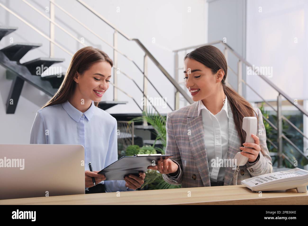 Receptionists desk hi-res stock photography and images - Alamy