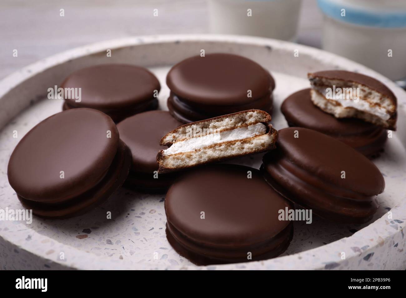 Tasty choco pies in plate, closeup view Stock Photo - Alamy
