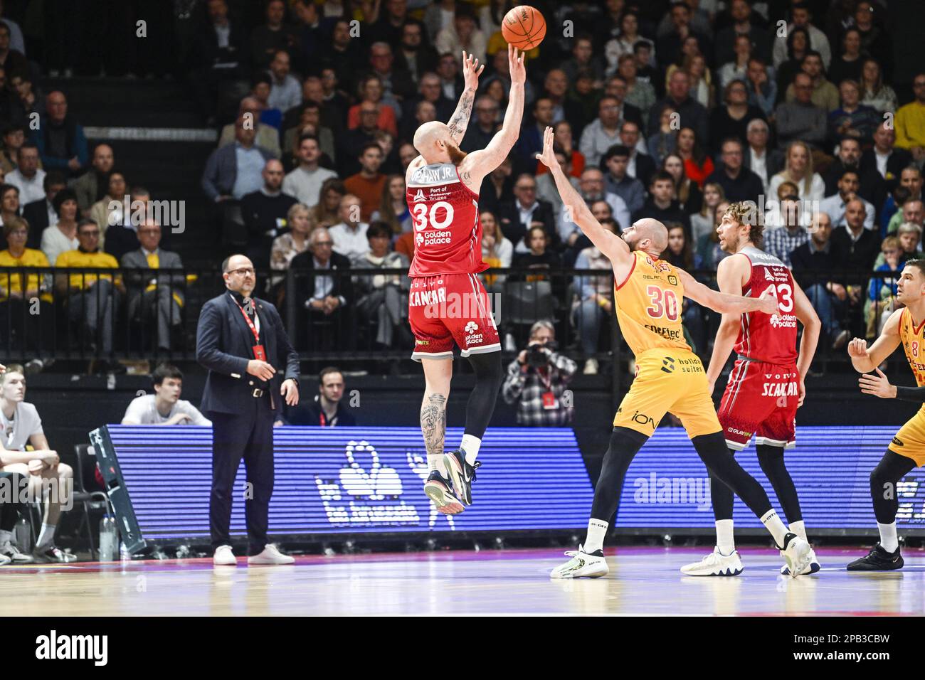 Antwerp's Reginald Reggie Upshaw Jr. and Oostende's Pierre-Antoine ...