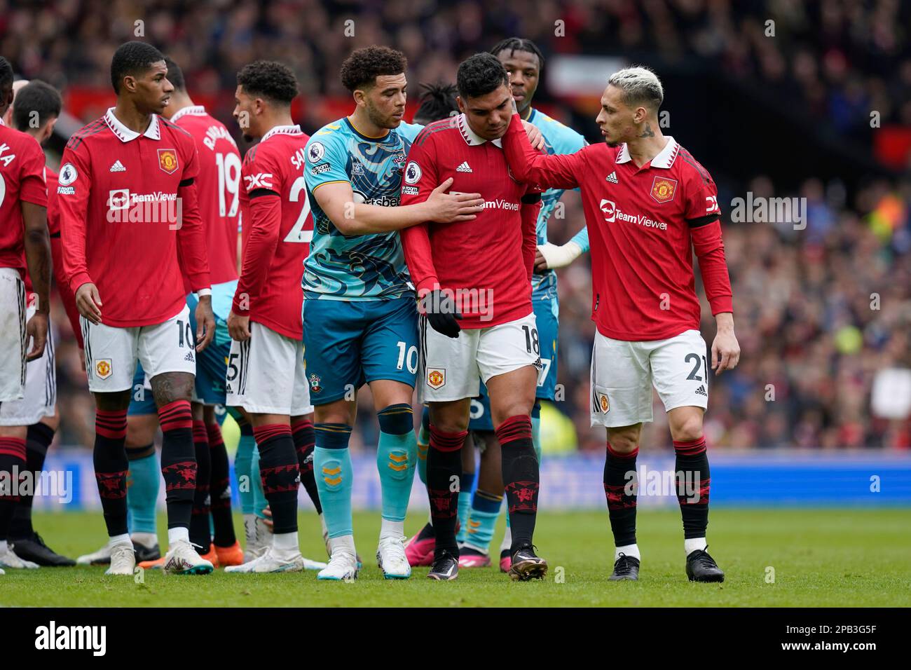 Casemiro manchester united red card hi-res stock photography and images ...