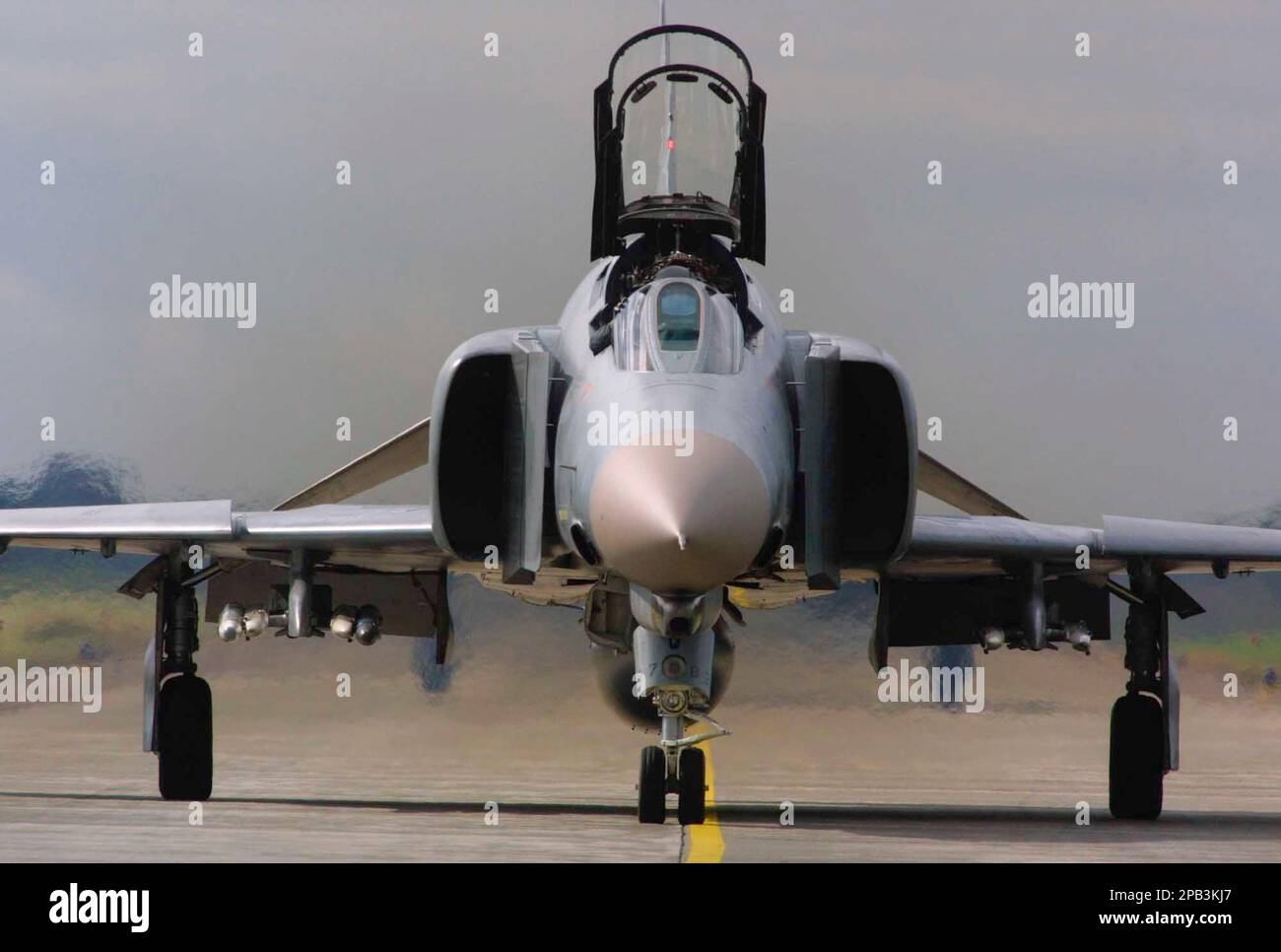 ** ARCHIV ** Ein F4 'Phantom' Abfangjaeger steht am 12. September 2001 ...