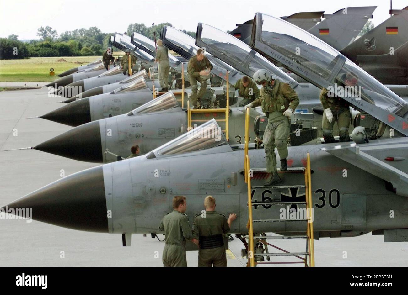 ** ARCHIV ** Bundeswehr-Piloten stehen am 2. Juli 1999 bei Tornado ...