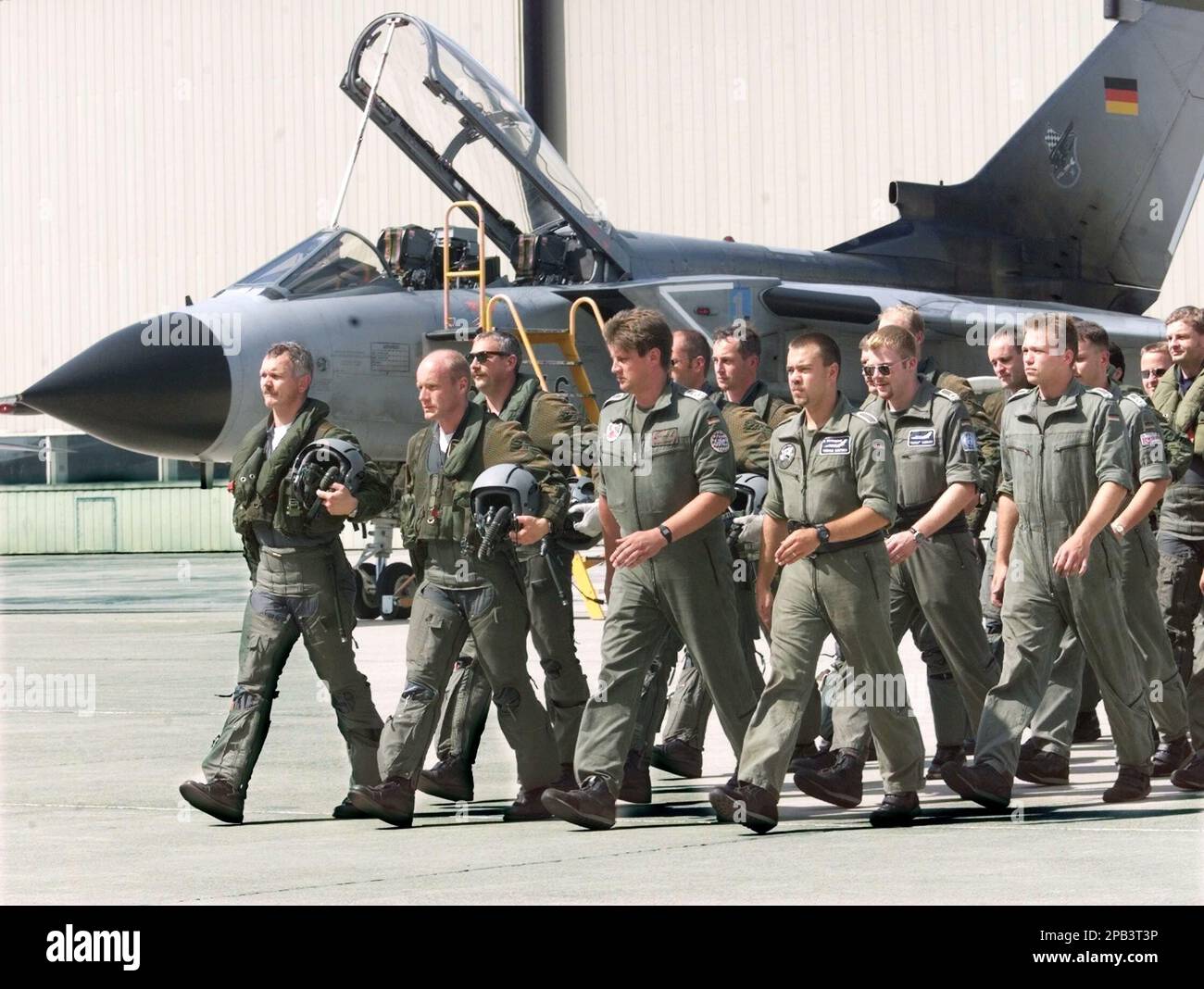 ** ARCHIV ** Bundeswehr-Piloten laufen am 2. Juli 1999 vor einem ...