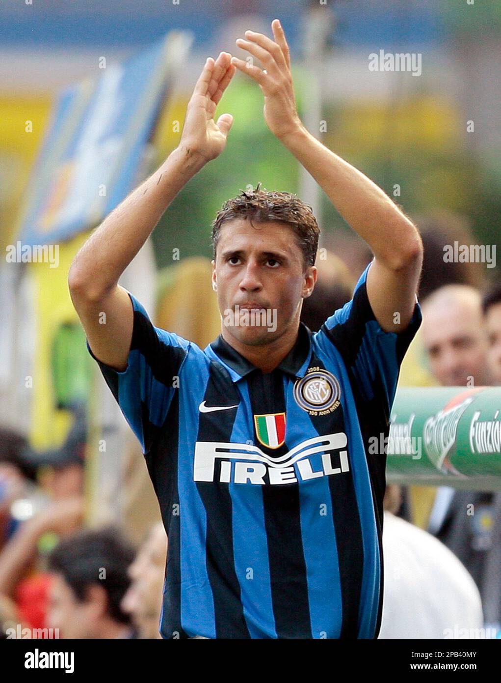 Inter Milan forward Hernan Crespo, of Argentina, waves to supporters ...